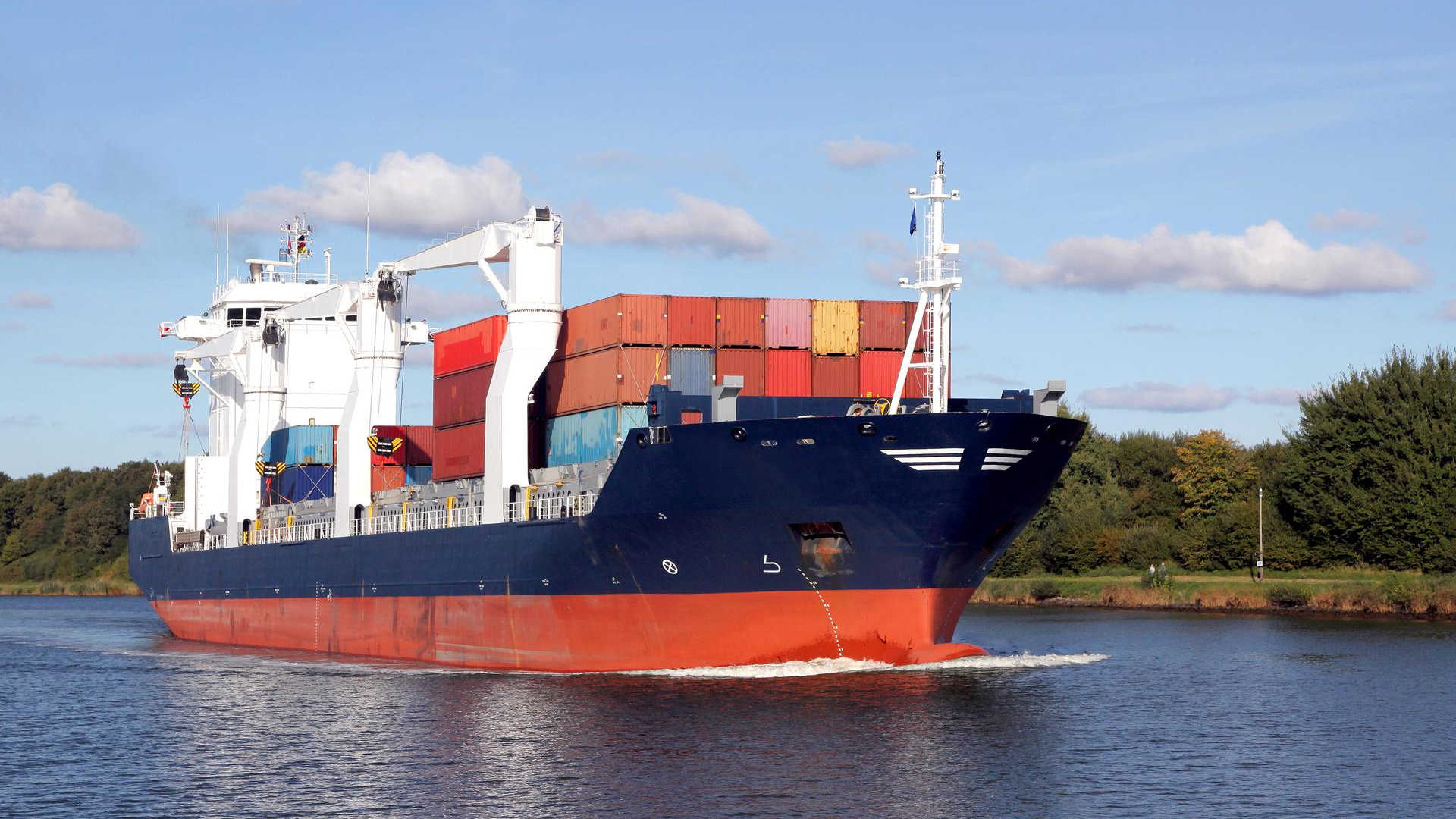 Feeder vessel Libertas-H caught fire after collidi... | myKN